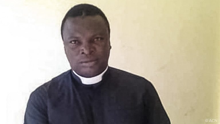 Burquina Fasso: Bispo lembra sacerdote raptado há 6 anos e de quem ...